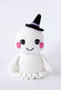 Halloween Ghost Amigurumi Crochet Pattern Roundup! - AmVaBe Crochet